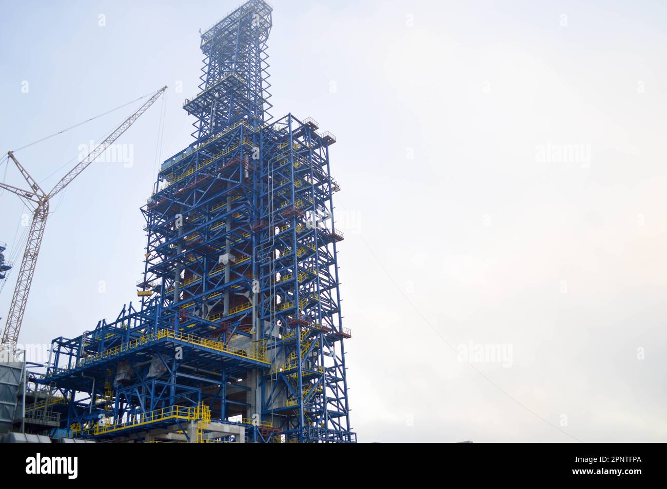 Construction with the help of cranes of a large chemical installation ...