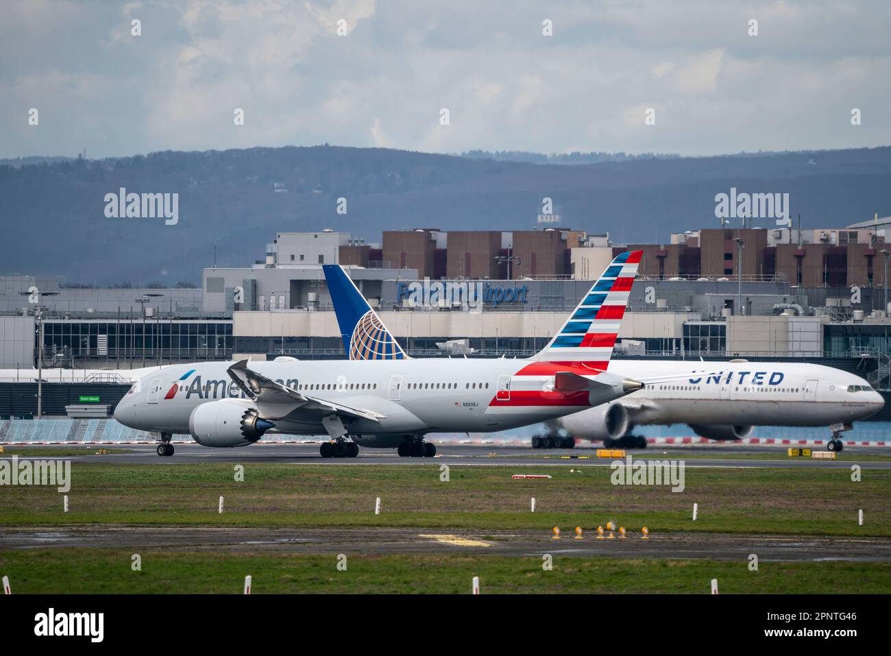 Aircraft at Frankfurt Main Airport, FRA, United, American Airlines ...