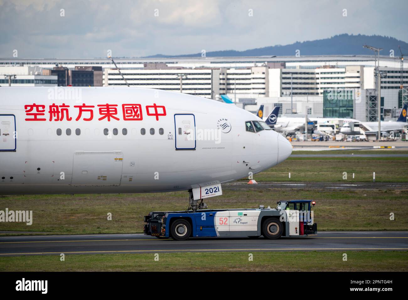 Eastern boeing 777 300 hi-res stock photography and images - Alamy