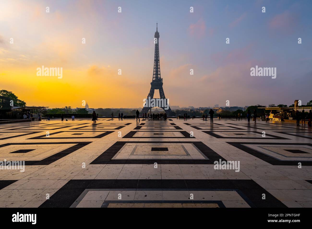 Eiffel Tower, French: Tour Eiffel, silhouette at dawn. View from ...