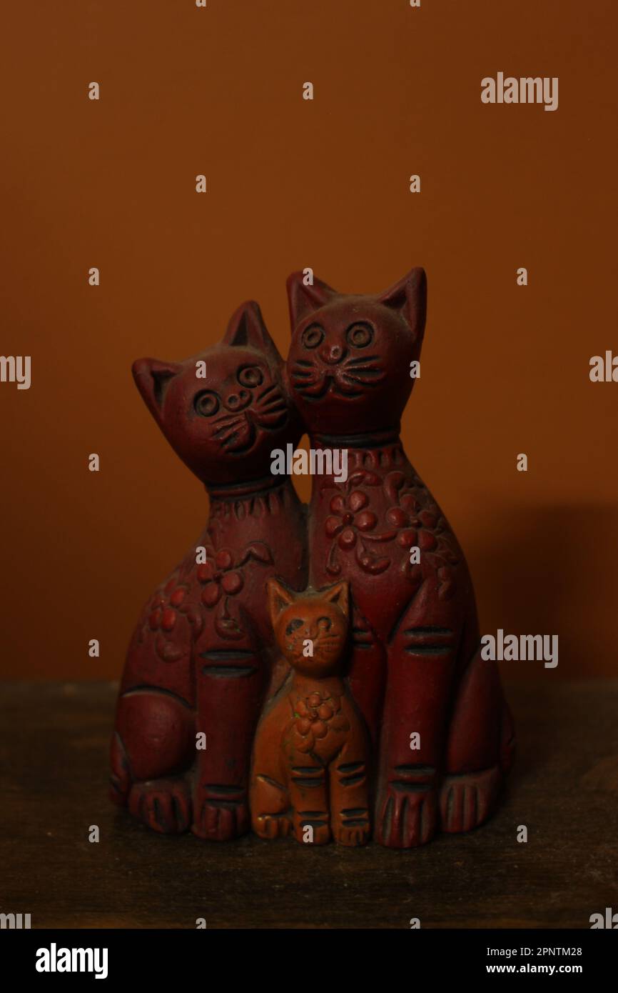Wooden statue of cats Stock Photo - Alamy