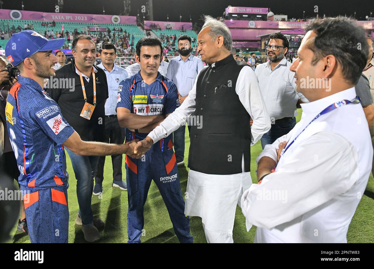 Cricket players shake hands hi-res stock photography and images - Alamy