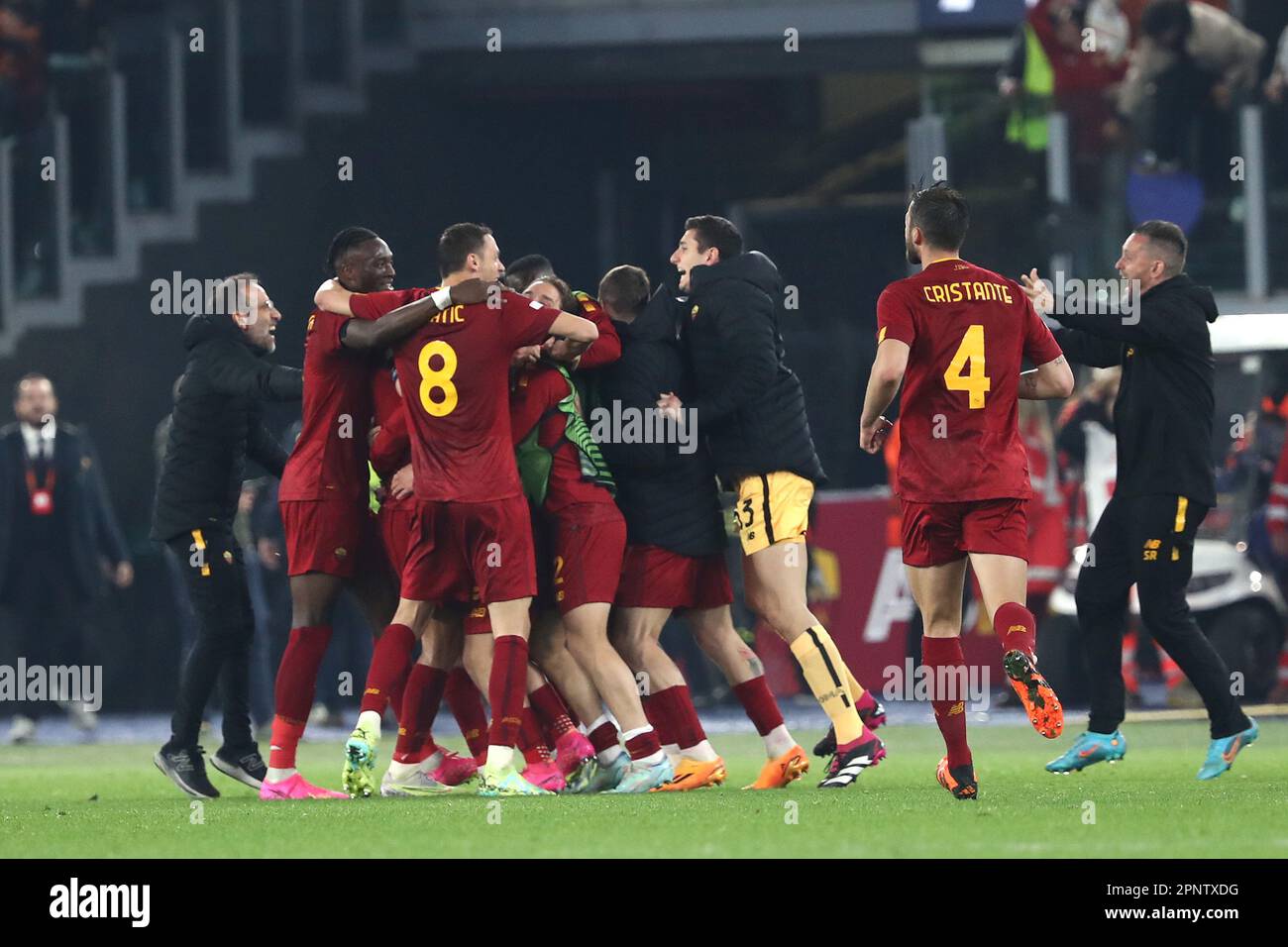 Lorenzo Pellegrini of Roma score the goal and celebrate with the team ...