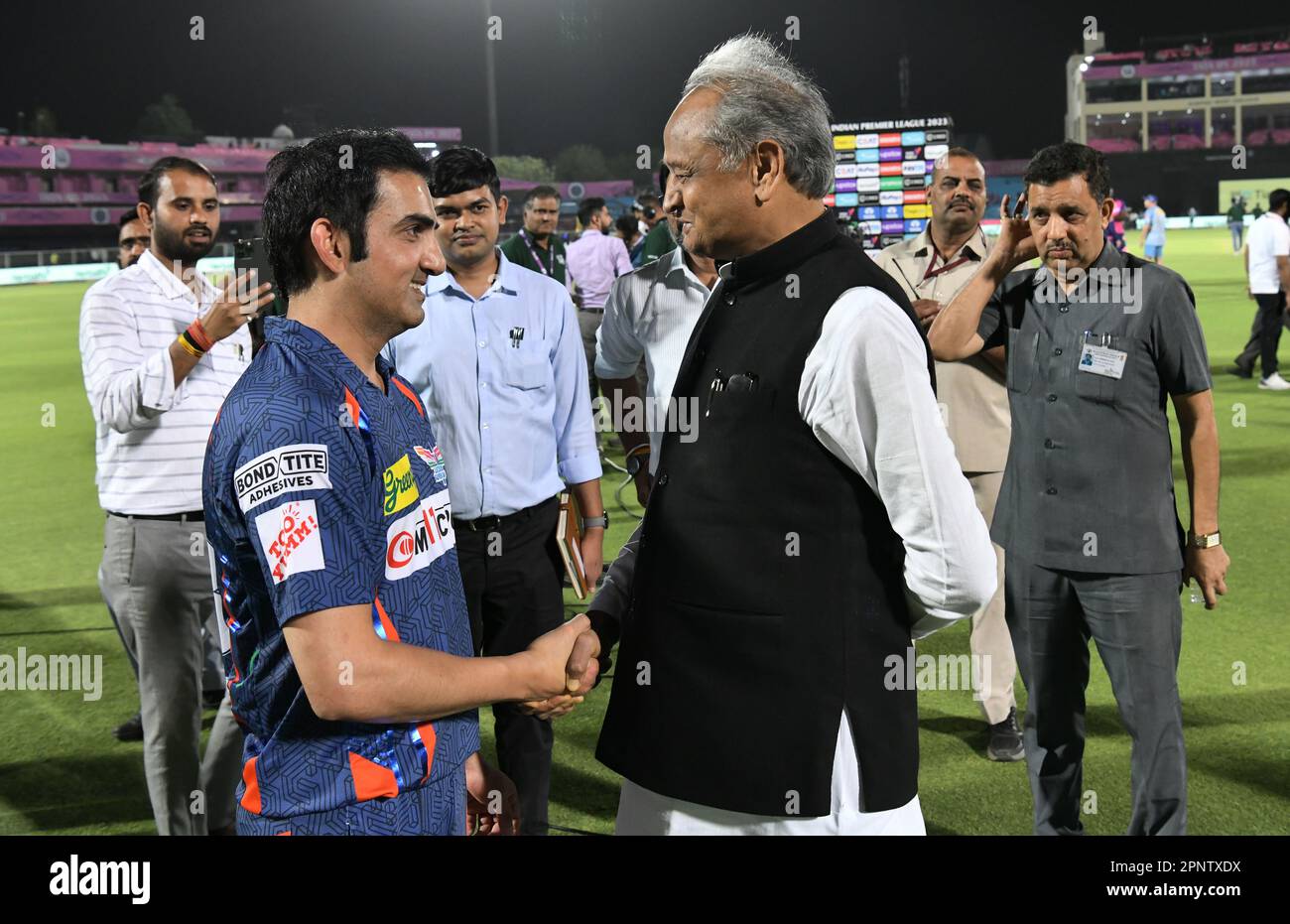 Cricket players shake hands hi-res stock photography and images - Alamy