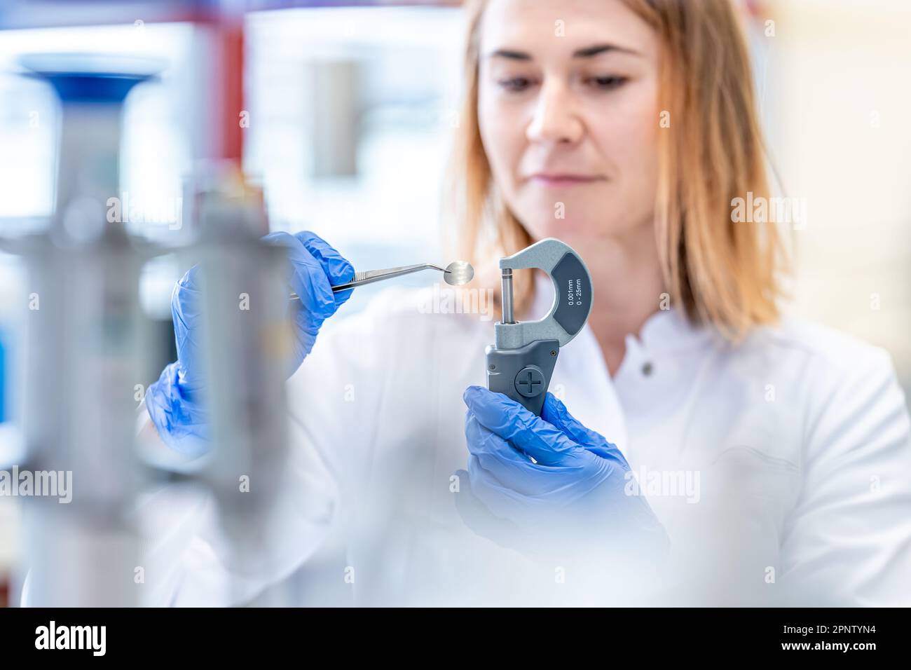 Physics laboratory measuring hi-res stock photography and images - Alamy