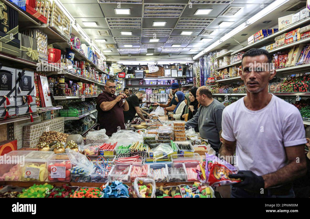 East Jerusalem, Israel. 20th Apr, 2023. People flock to city bazaar to do shopping for the ...