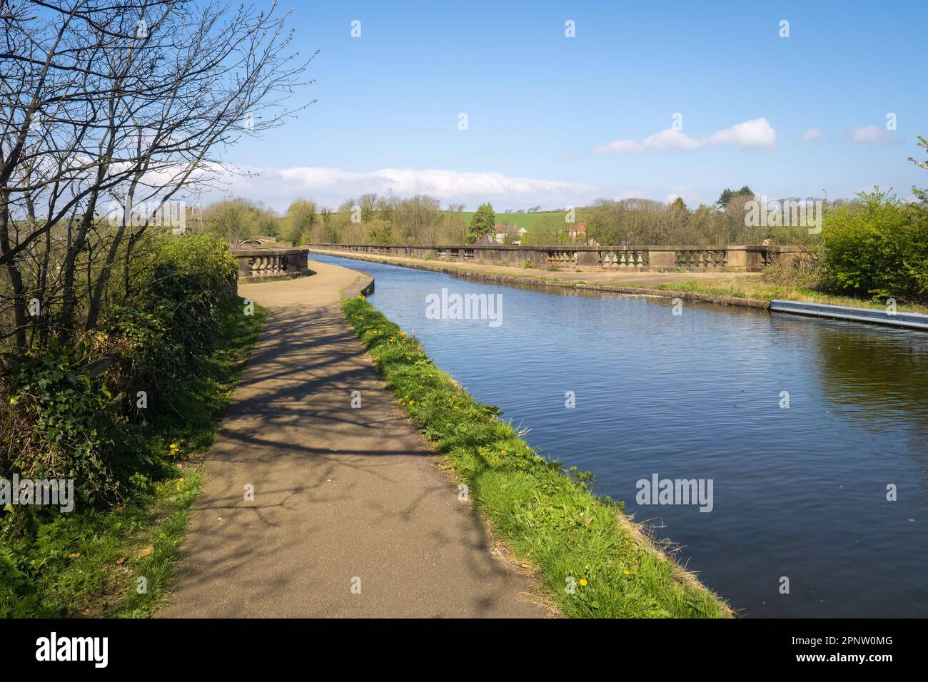 19.04.023 Lancaster, Lancashire, UK. The Lune Aqueduct is a navigable ...