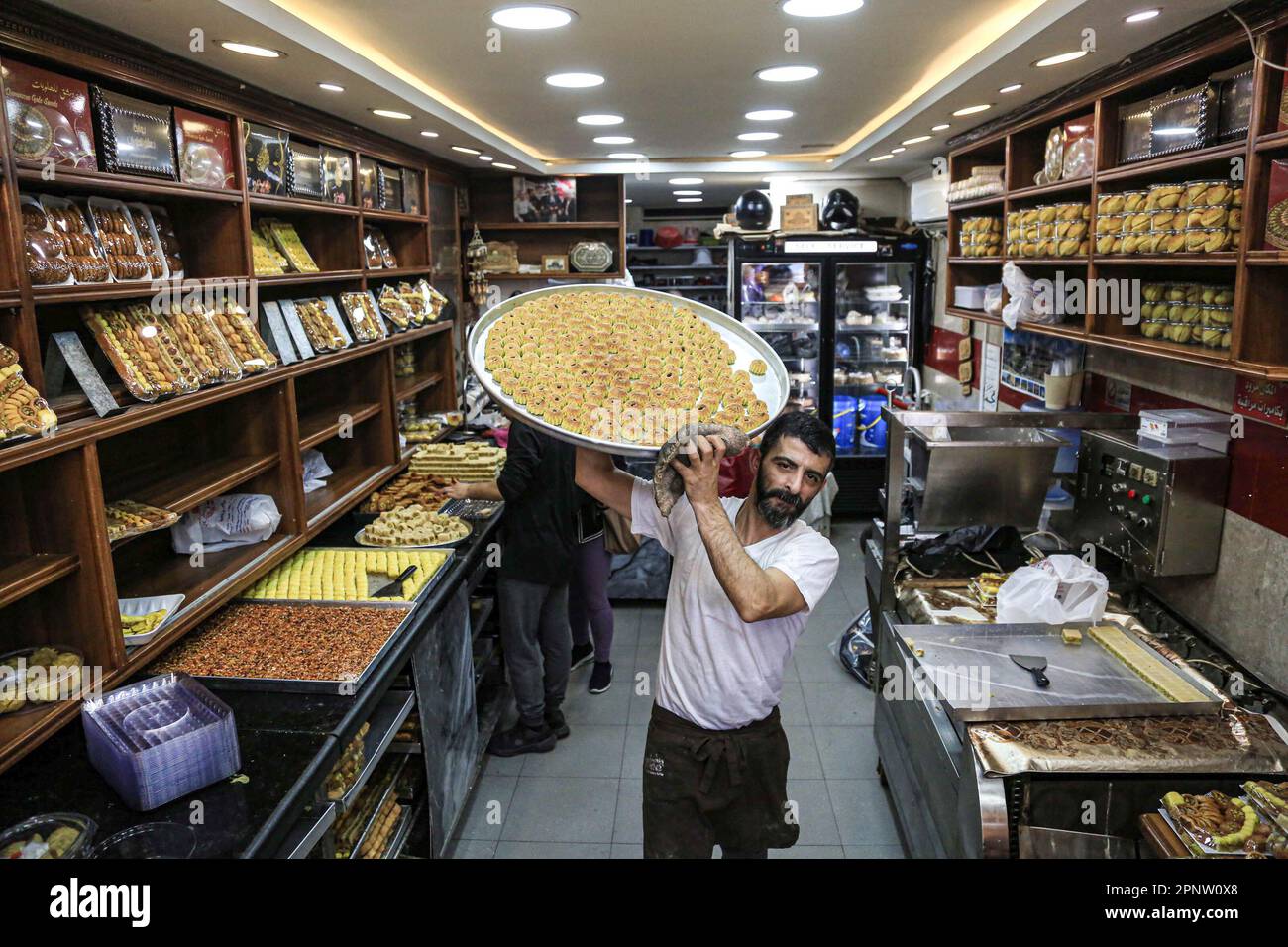 East Jerusalem, Israel. 20th Apr, 2023. A maamoul cake maker prepares ...