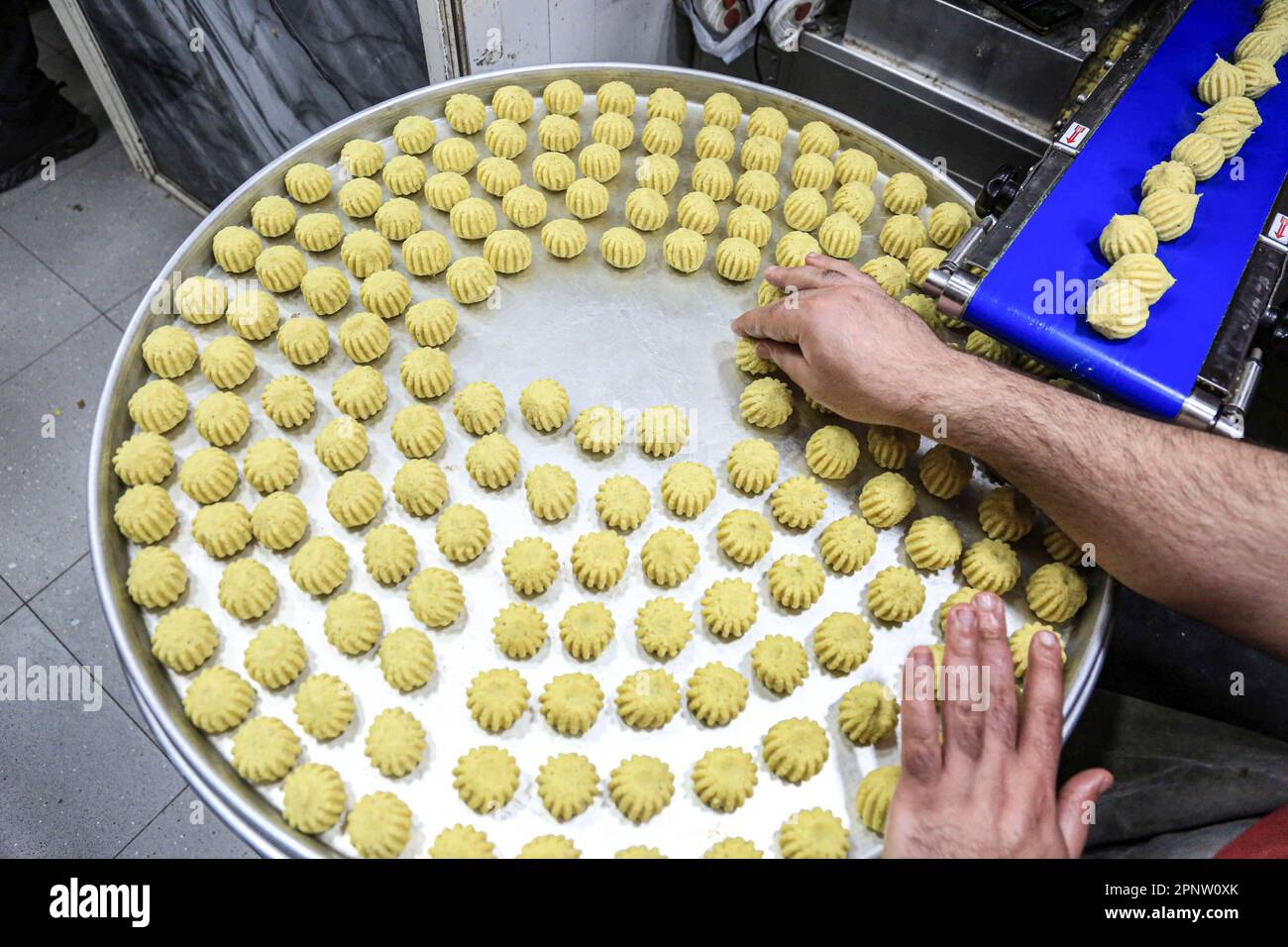 East Jerusalem, Israel. 20th Apr, 2023. A maamoul cake maker prepares ...
