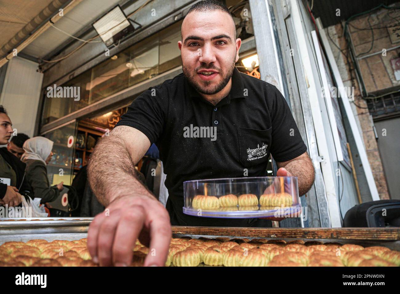 East Jerusalem, Israel. 20th Apr, 2023. A maamoul cake maker prepares ...