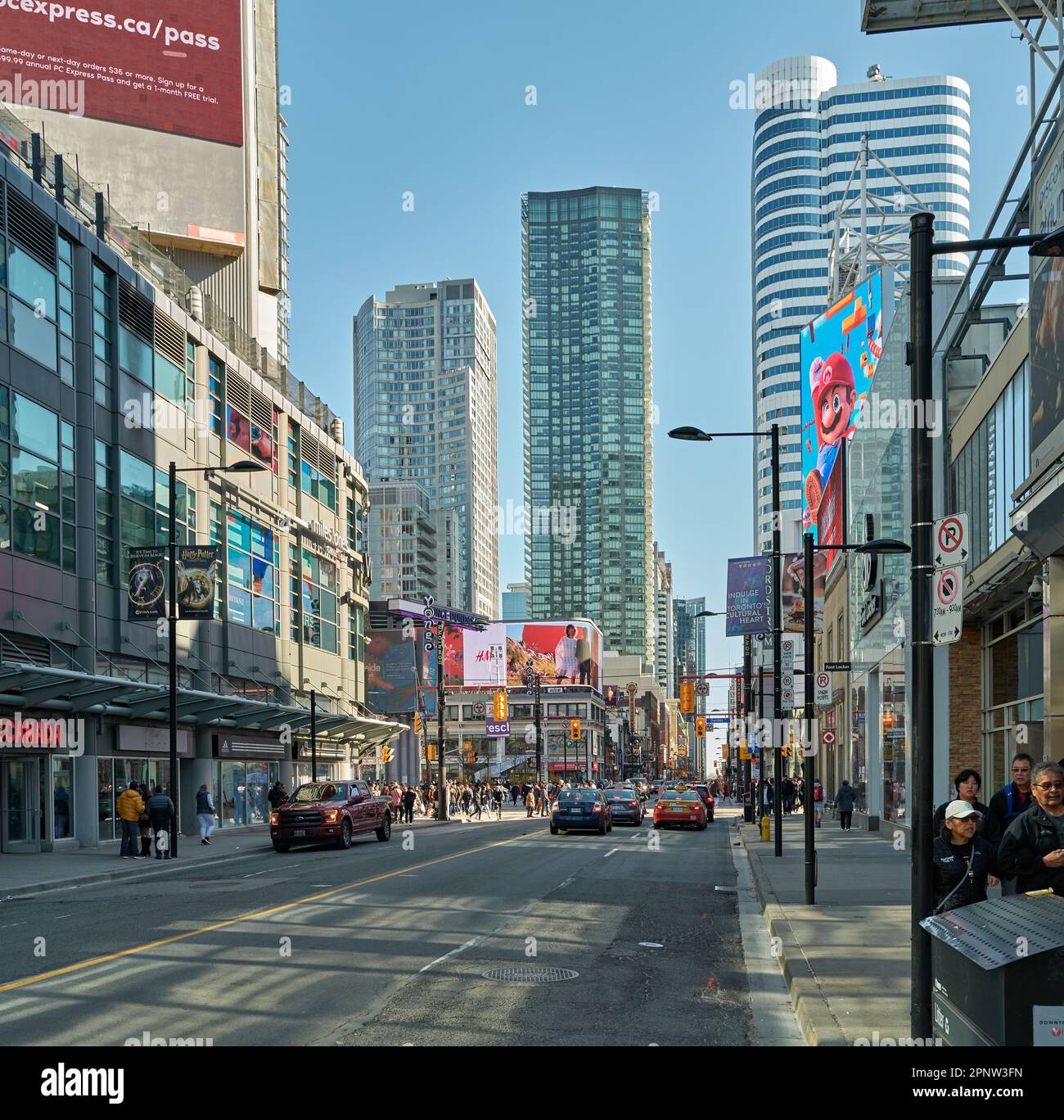Yonge Street Toronto Stock Photo - Alamy