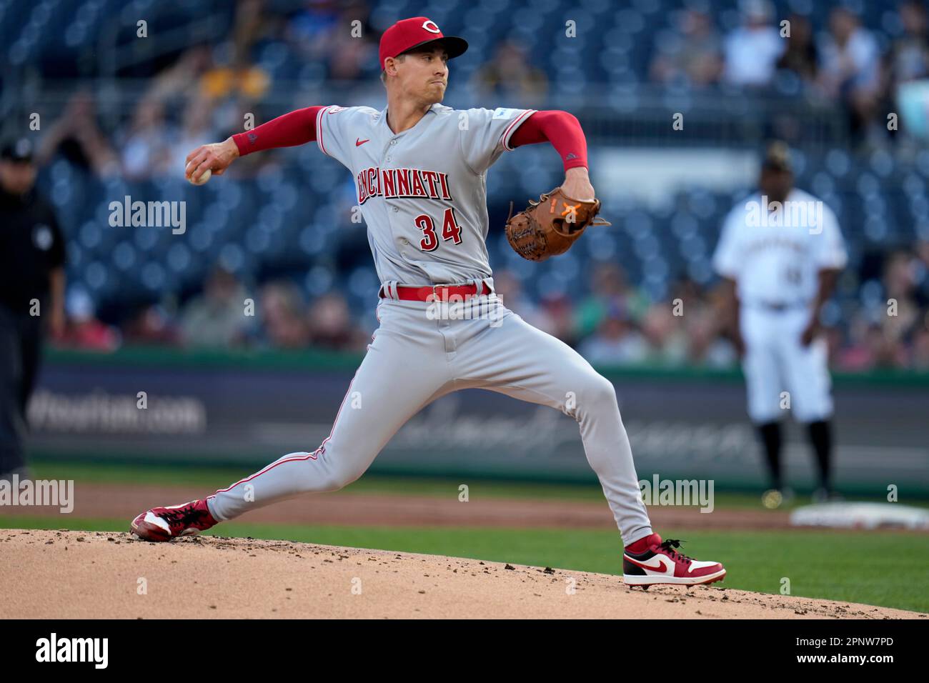 Cincinnati Reds starting pitcher Luke Weaver delivers during the first ...