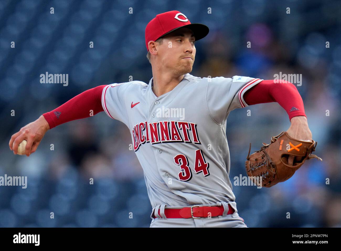 Cincinnati Reds starting pitcher Luke Weaver delivers during the first ...