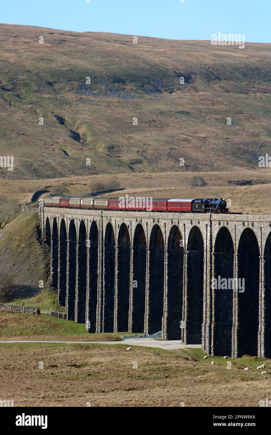 Jubilee class steam locomotive 45690 Leander, Ribblehead Viaduct ...