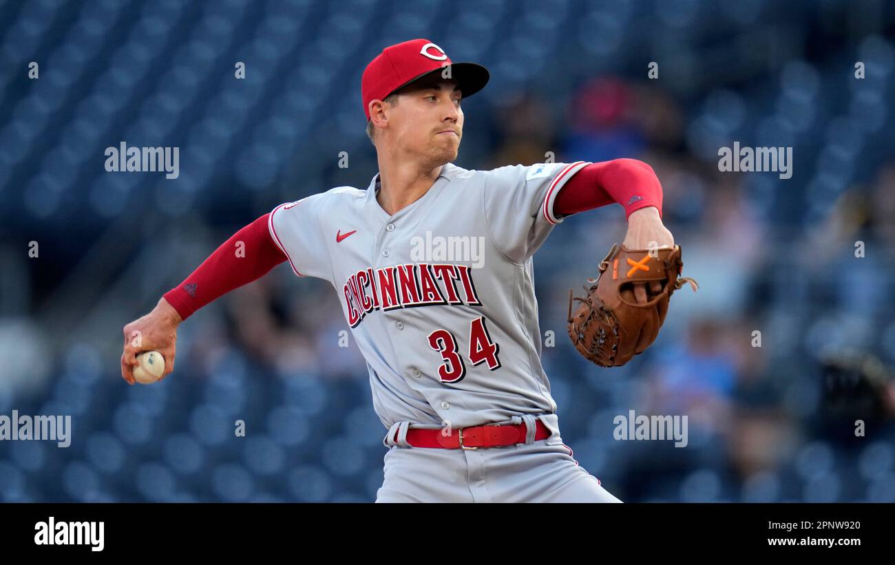 Cincinnati Reds starting pitcher Luke Weaver delivers during the first ...