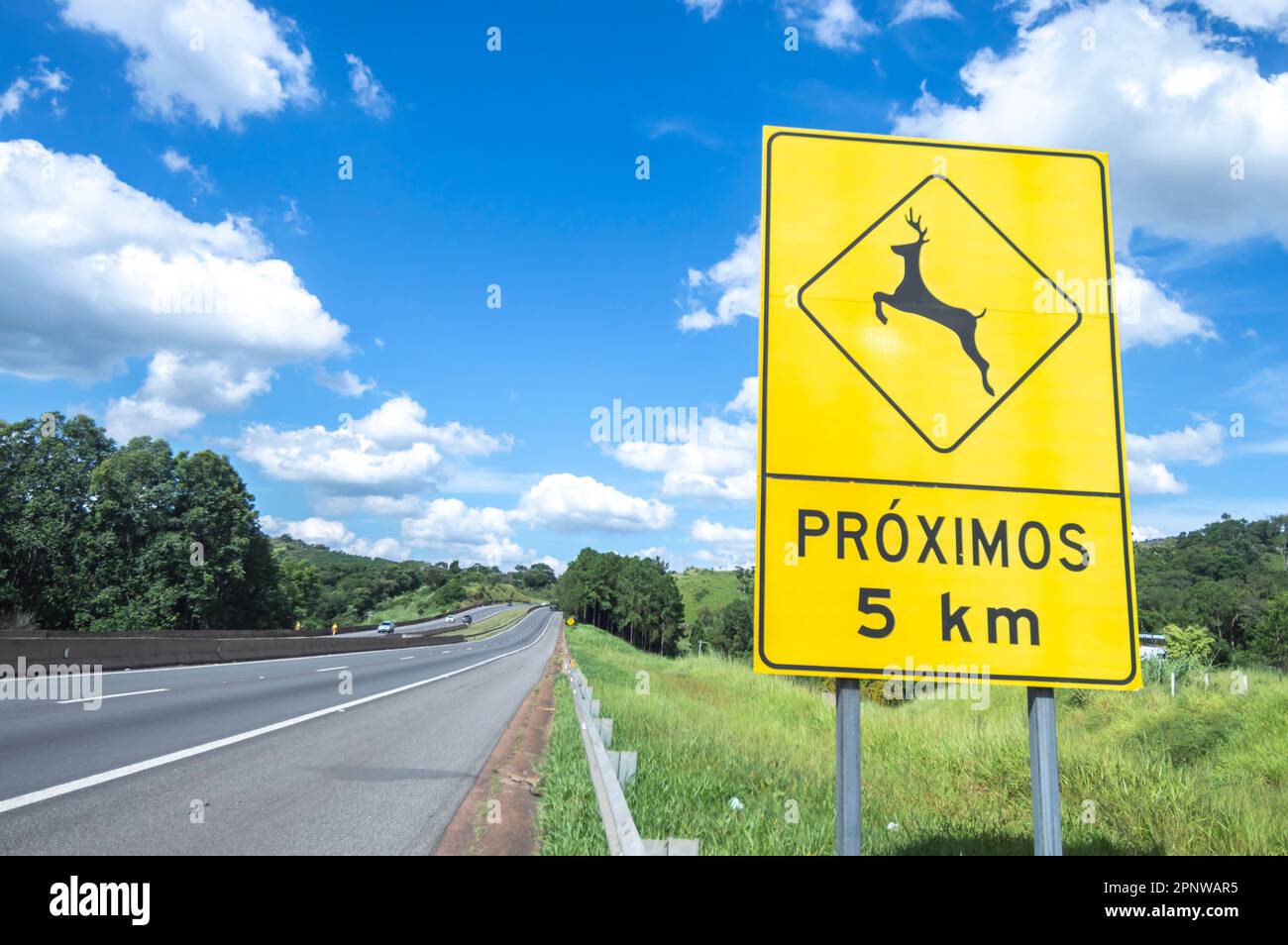 Itatiba-sp,brasil-April 19,2023 Sign indicating the risk of animals ...