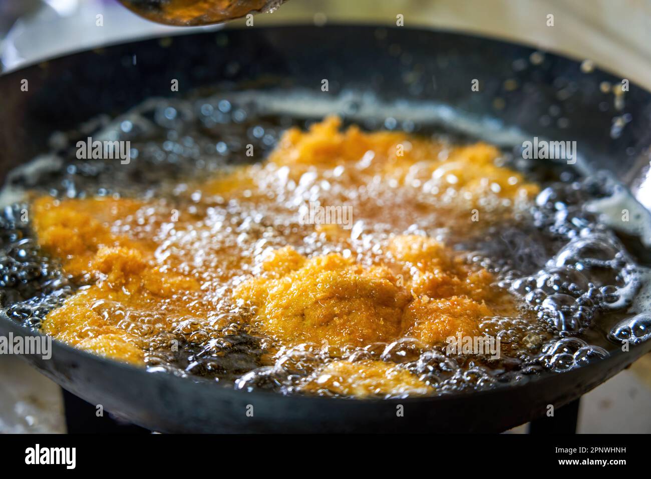 Delicious chicken chops are being fried in the kitchen oil pan Stock ...