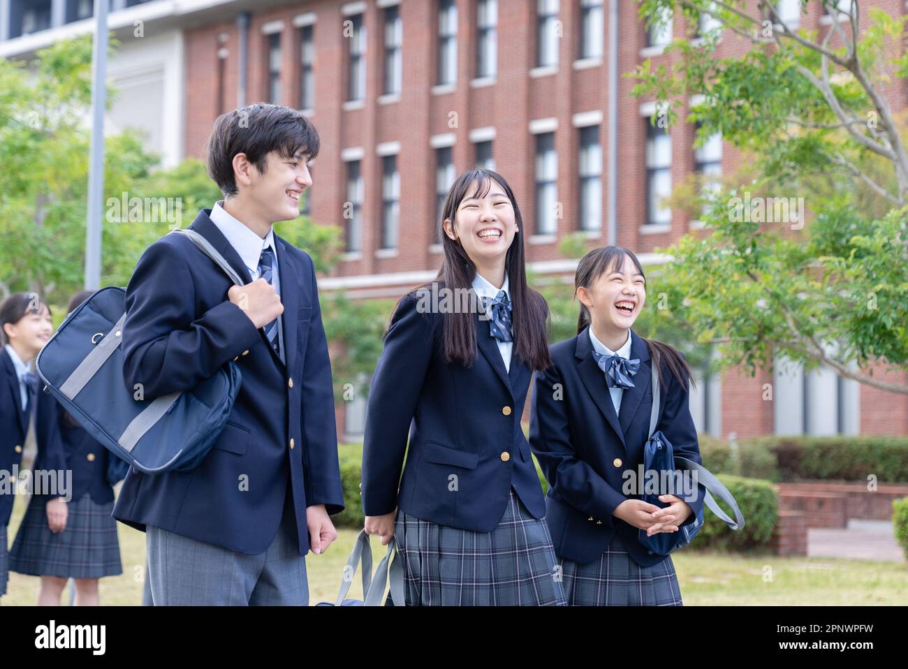 Japanese high school girl walking hi-res stock photography and images ...
