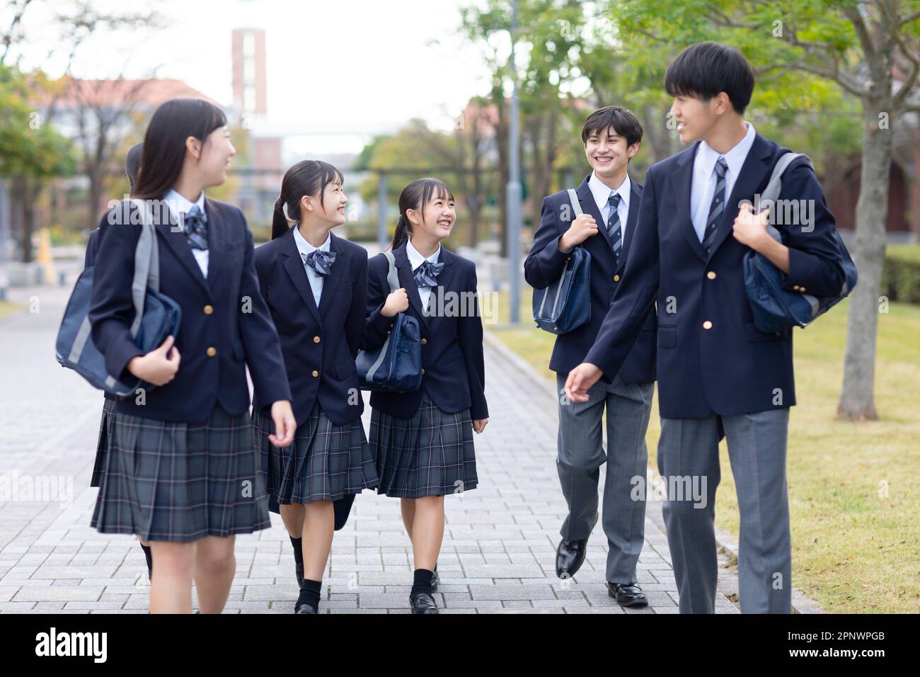 Japanese high school girl walking hi-res stock photography and images ...
