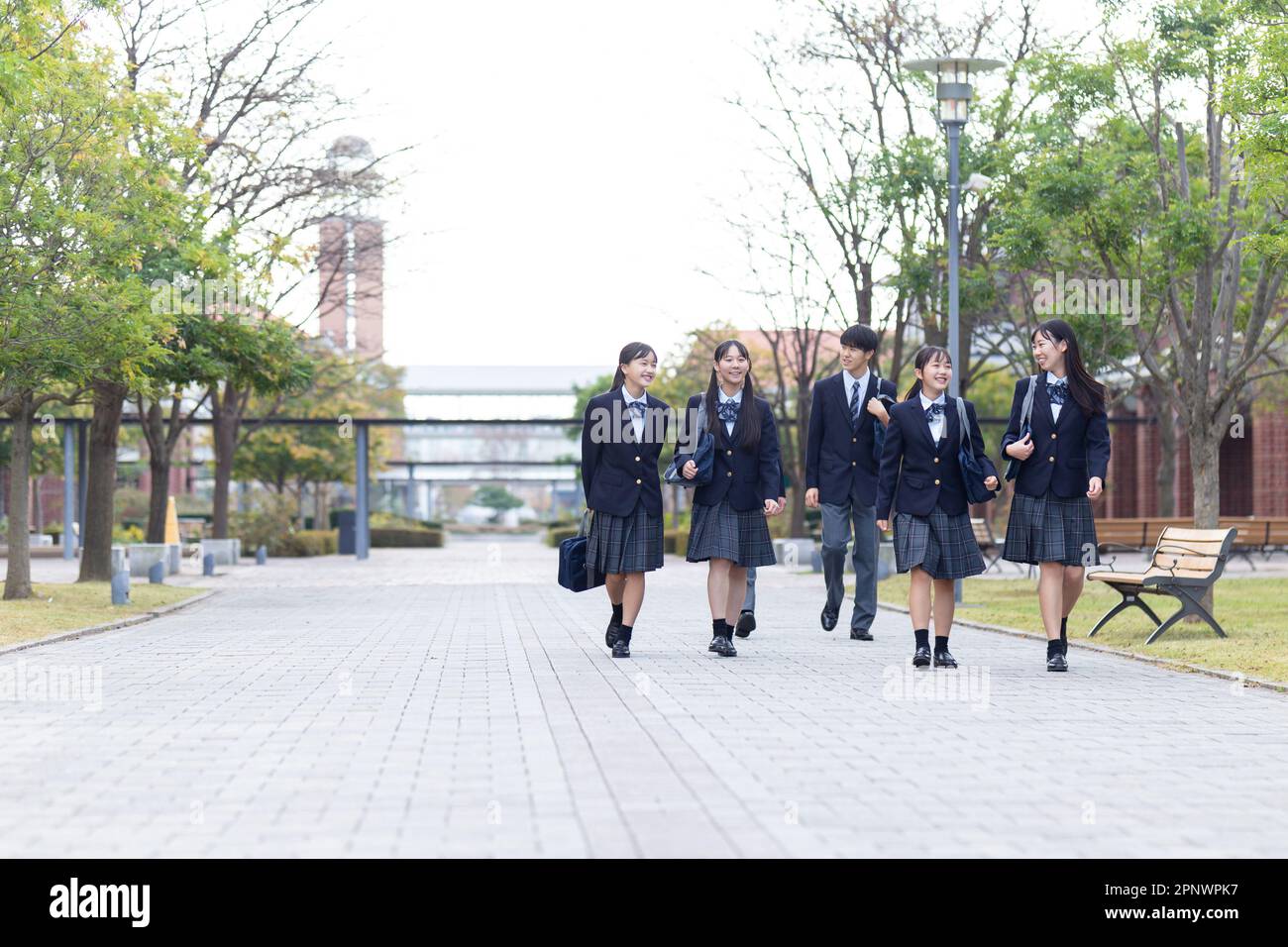 Japanese high school girl walking hi-res stock photography and images ...