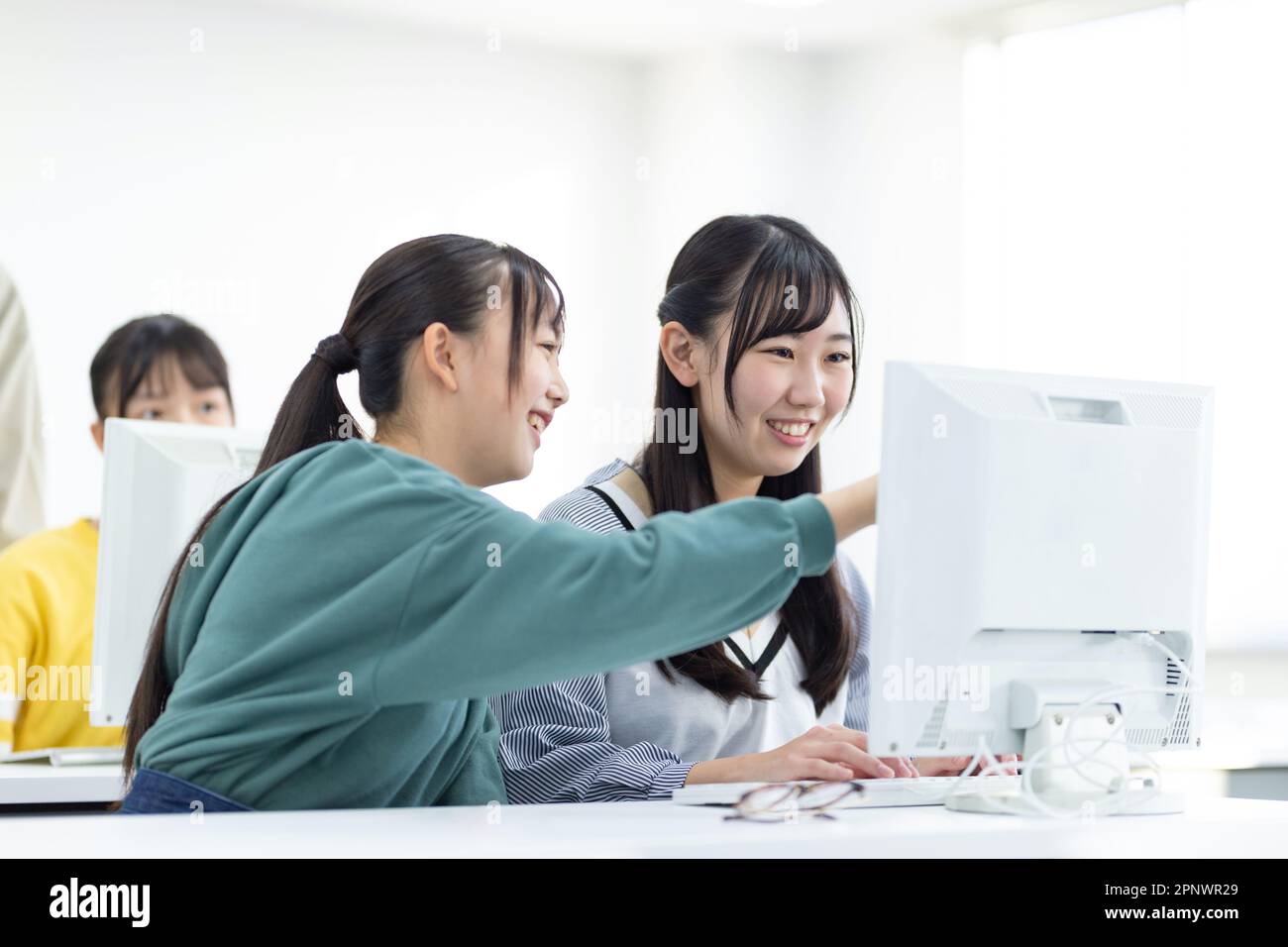 Students looking at computer hi-res stock photography and images - Alamy