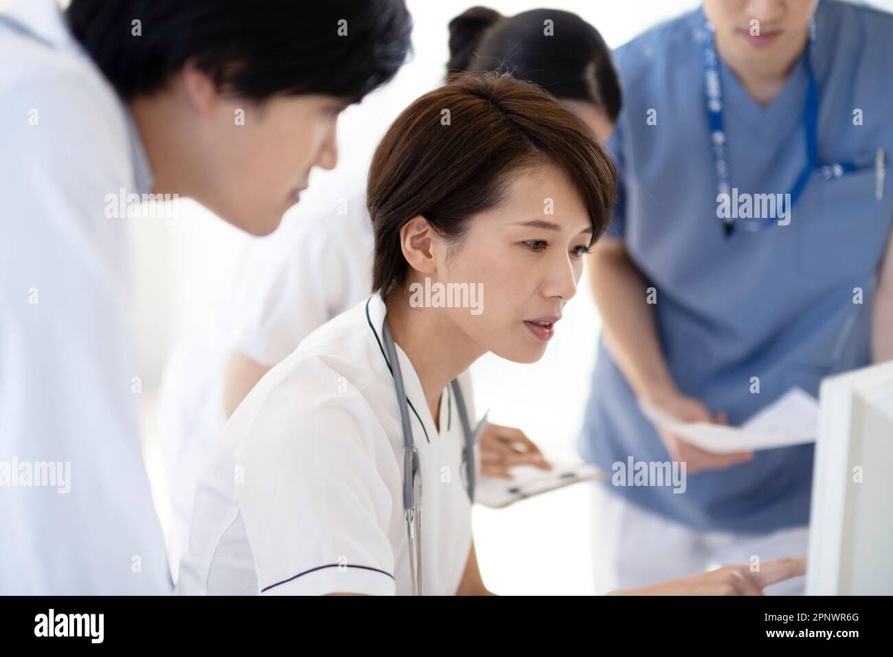 Nurses watching monitor hi-res stock photography and images - Alamy