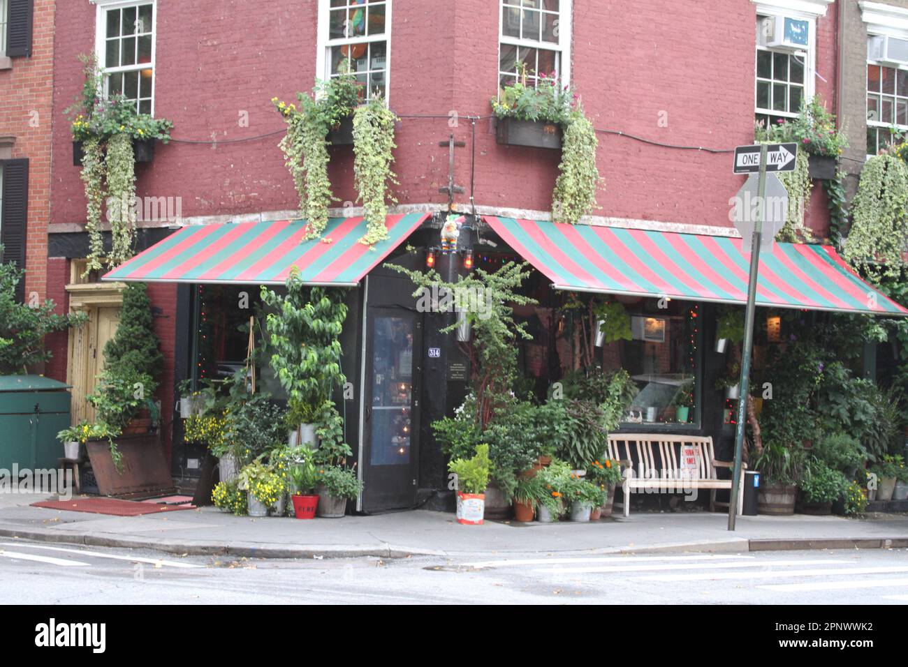 Cafe in new york city hi-res stock photography and images - Alamy
