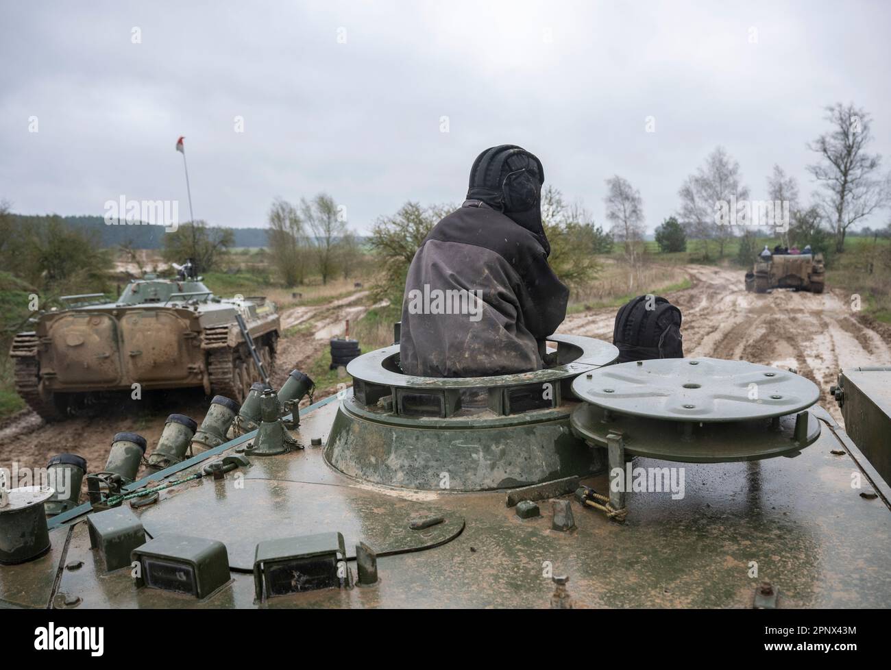 PRODUCTION - 15 April 2023, Brandenburg, Steinhöfel: Commander and driver look out of the hatch ...