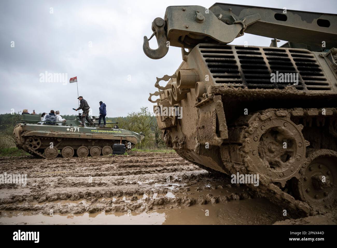 PRODUCTION - 15 April 2023, Brandenburg, Steinhöfel: A group of women ...
