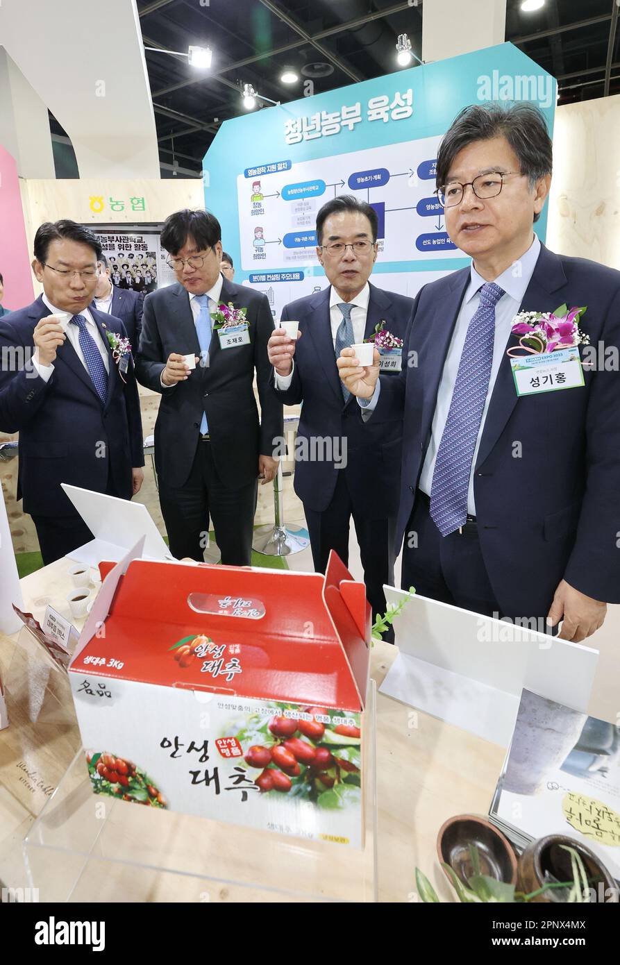 Expo opens for rural resettlement (From L to R) Vice Agriculture, Food ...