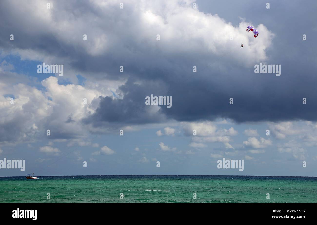Playa parasailing hi-res stock photography and images - Alamy
