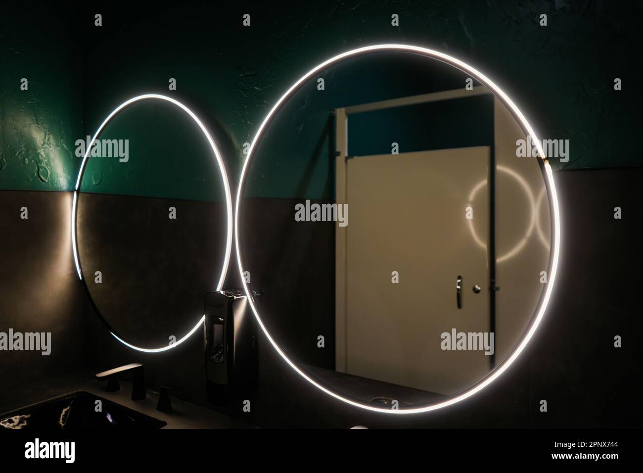 Restroom mirrors hi-res stock photography and images - Alamy