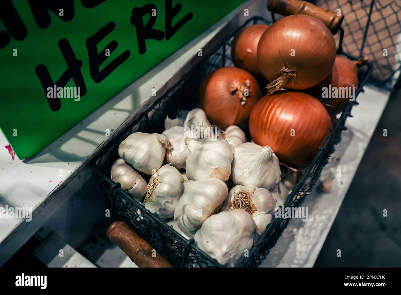 Garlic cloves and yellow onions in a basket Stock Photo - Alamy