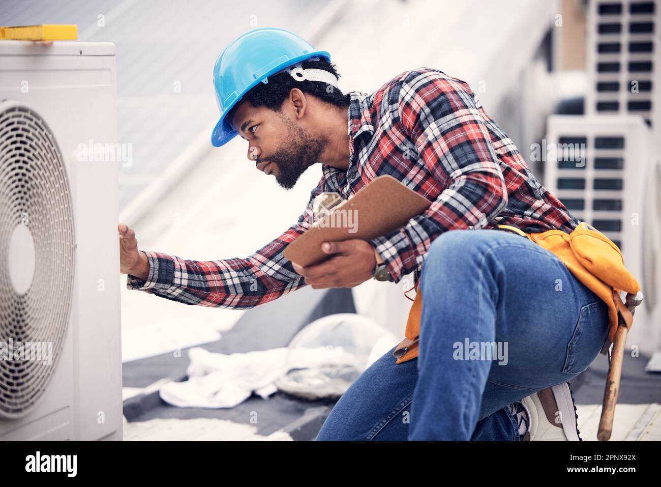 Hvac worker roof safety hi-res stock photography and images - Alamy