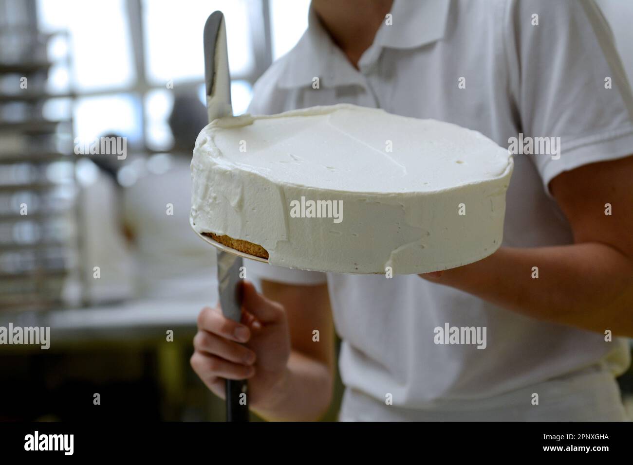 chef putting frosting on cake Stock Photo - Alamy