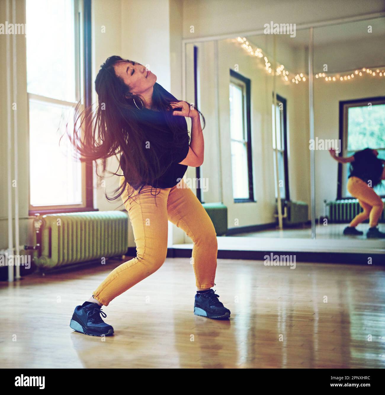 Brunette woman hip hop dancer hi-res stock photography and images - Alamy