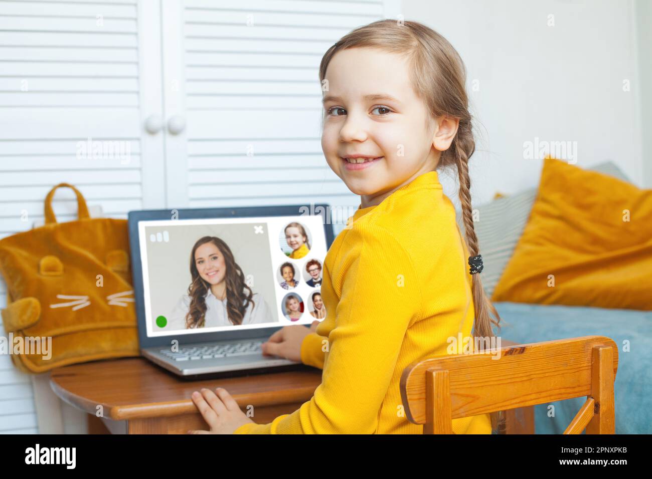 Child learning online hi-res stock photography and images - Alamy
