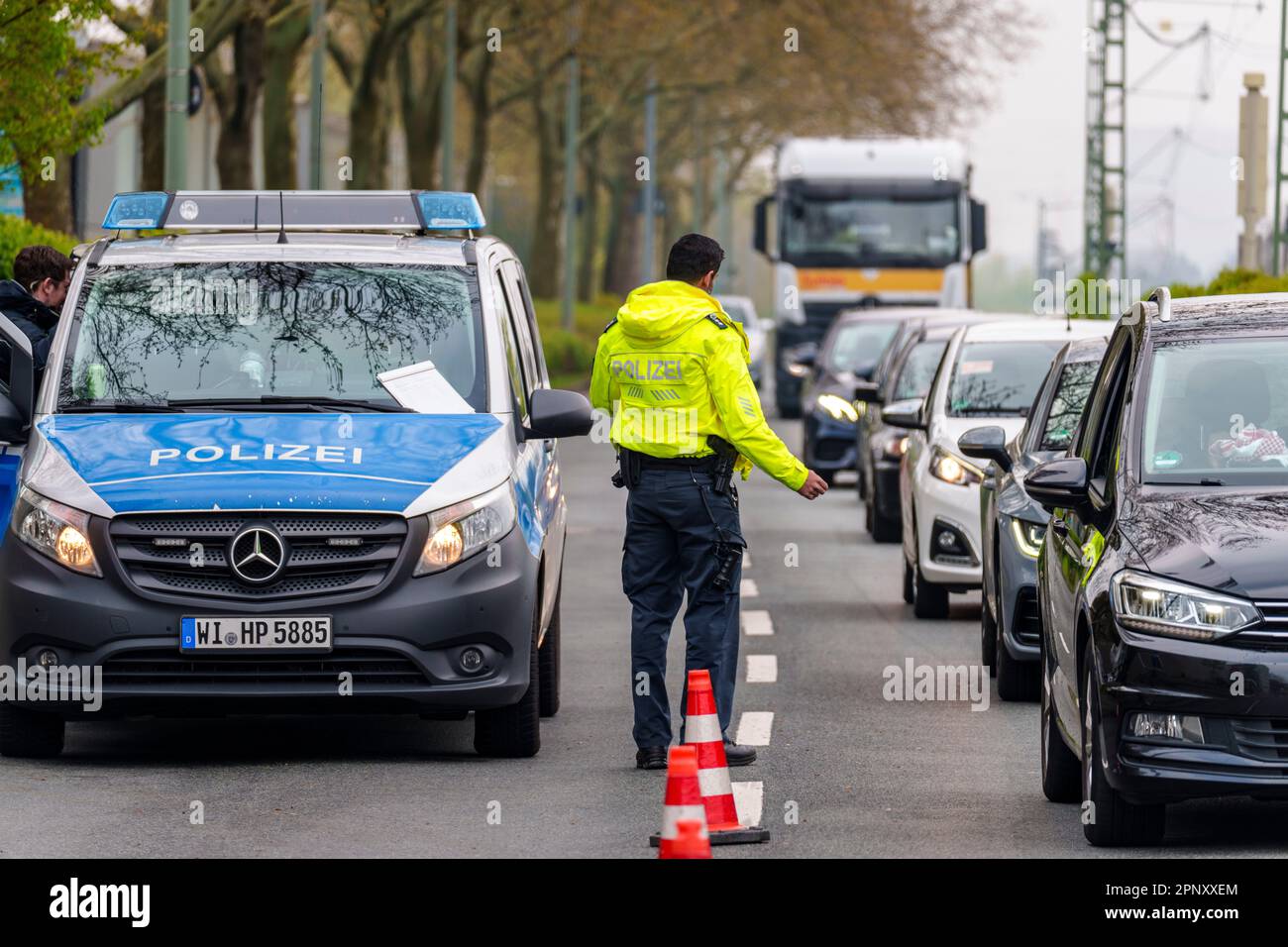 Police stop motorists hi-res stock photography and images - Alamy