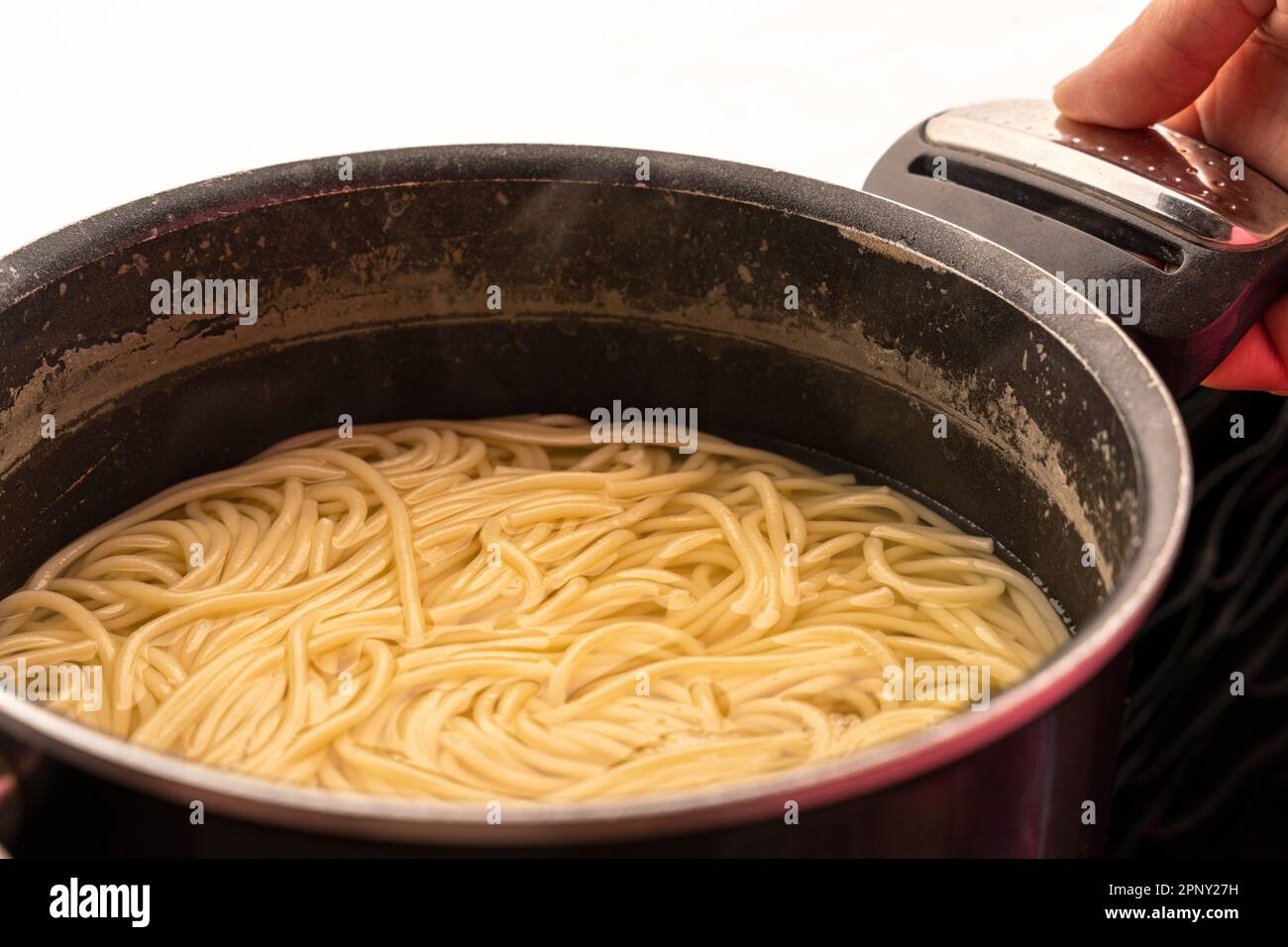 Toss pasta hi-res stock photography and images - Alamy