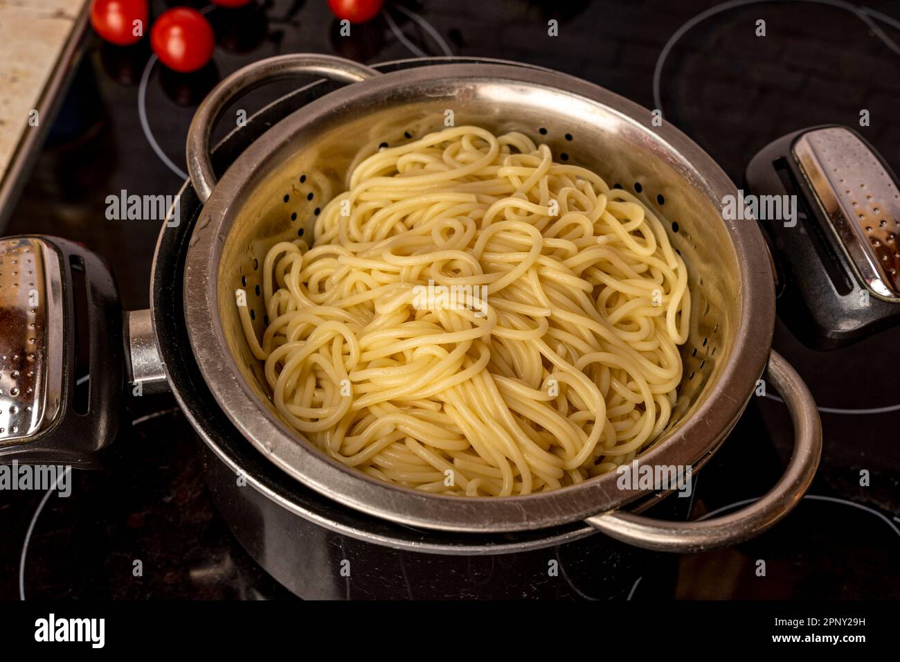boiled ready-made spaghetti toss in a colander Stock Photo - Alamy