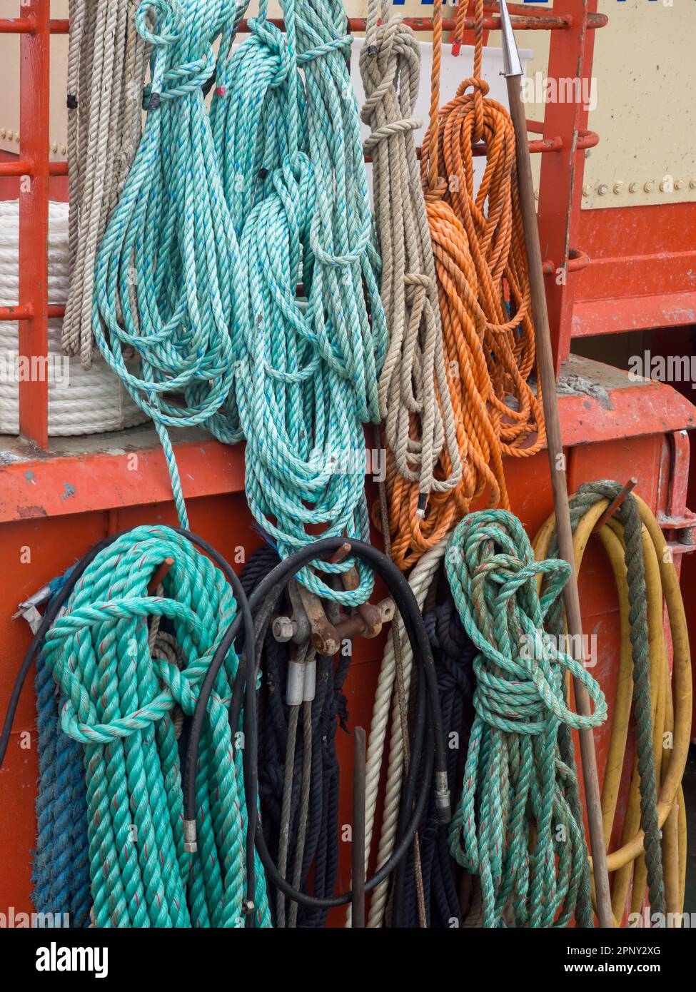 Pile of tangled string hi-res stock photography and images - Alamy