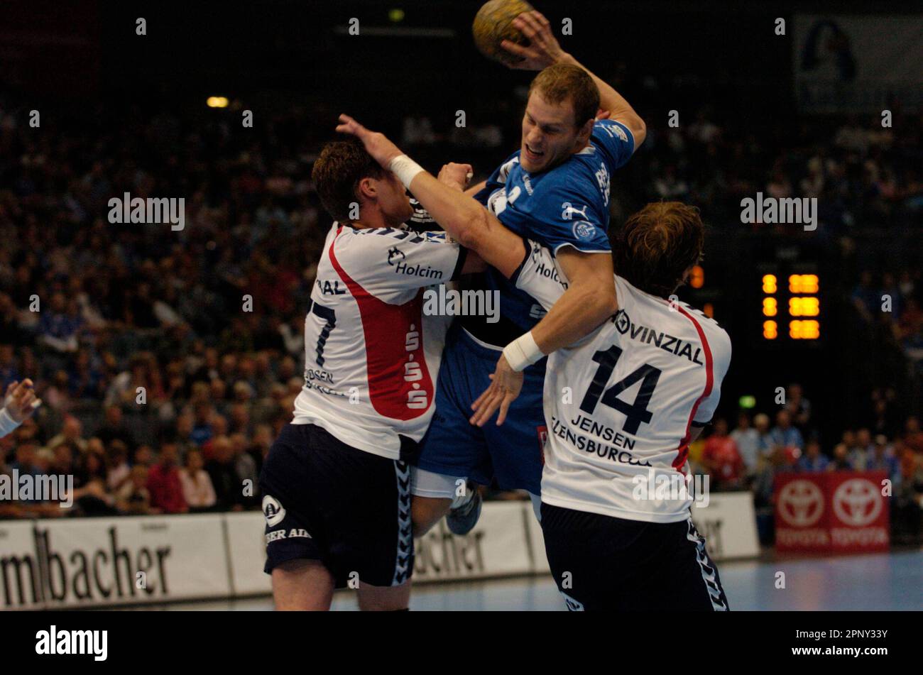 Geoffroy Krantz Aktion gegen Jonny Jensen (14) und Michael Knudsen (77 ...