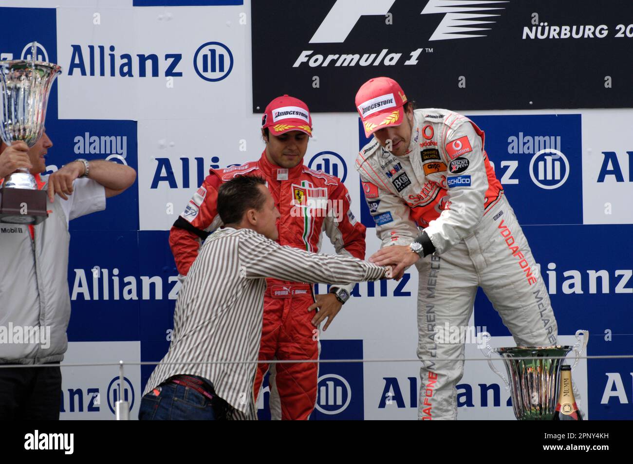 Fernando Alonso Sieger bei Siegerehrung mit Michael Schumacher, hinten ...