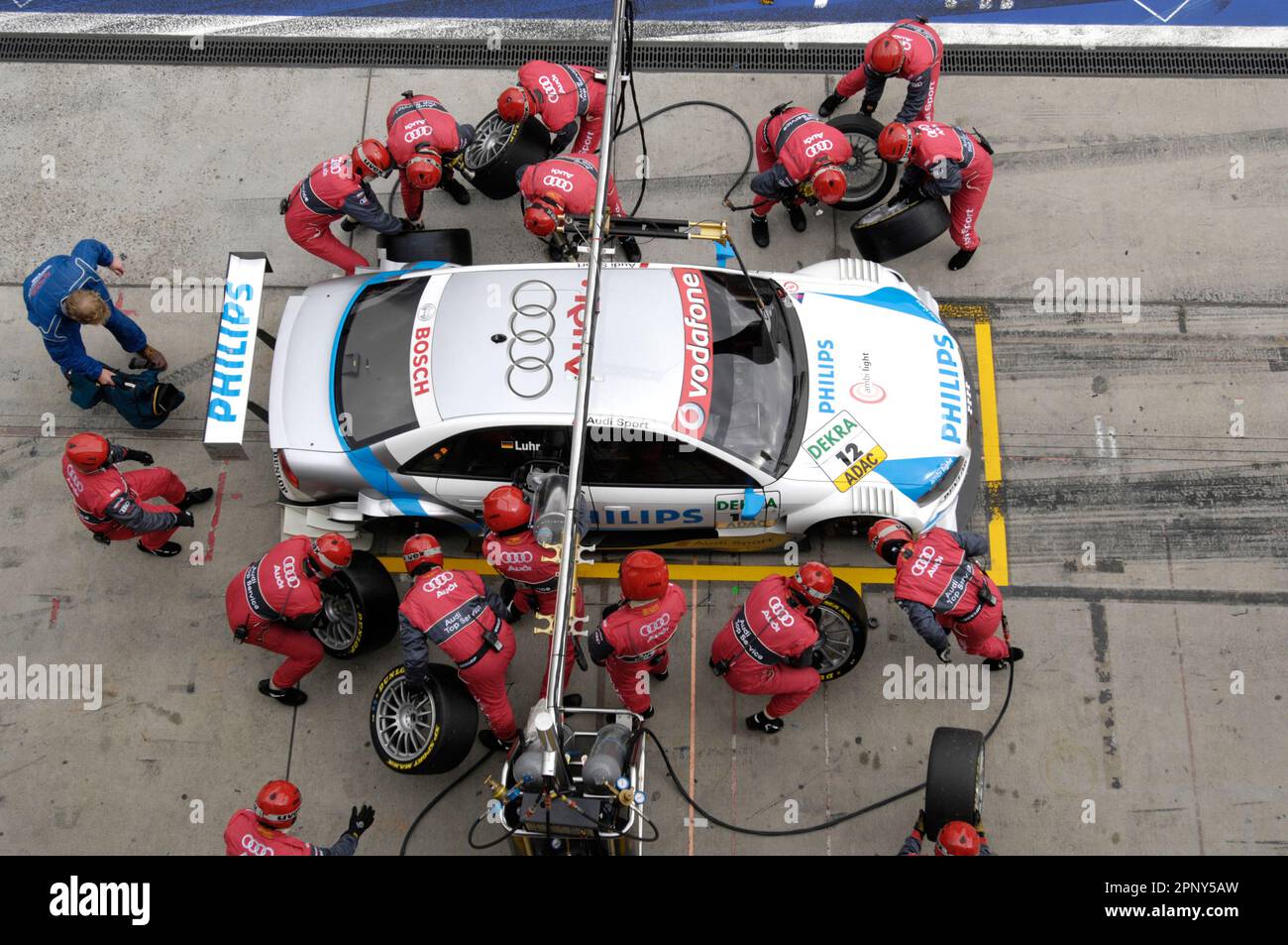 Audi Mechaniker wechseln bei einem Boxenstop die Reifen und tanken DTM ...