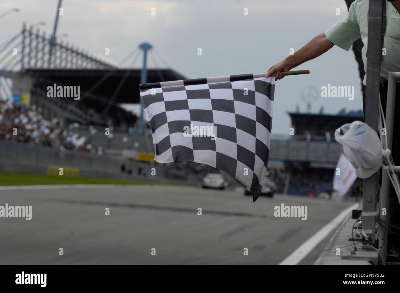 Zielflagge wird geschwenkt, DTM, Rennen auf dem Nürburgring, 2.9.2007 ...