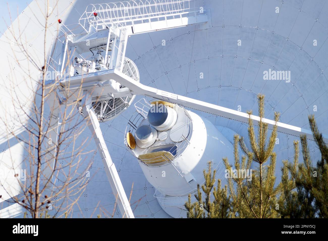 Parabolic reflector antenna hi-res stock photography and images - Alamy