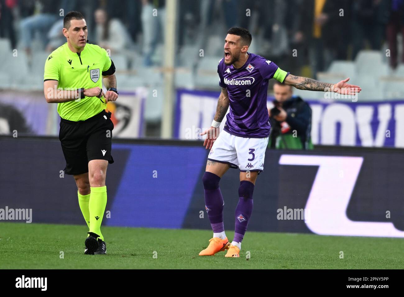 Cristiano Biraghi (Fiorentina) Rade Obrenovic (Referee) during the UEFA ...