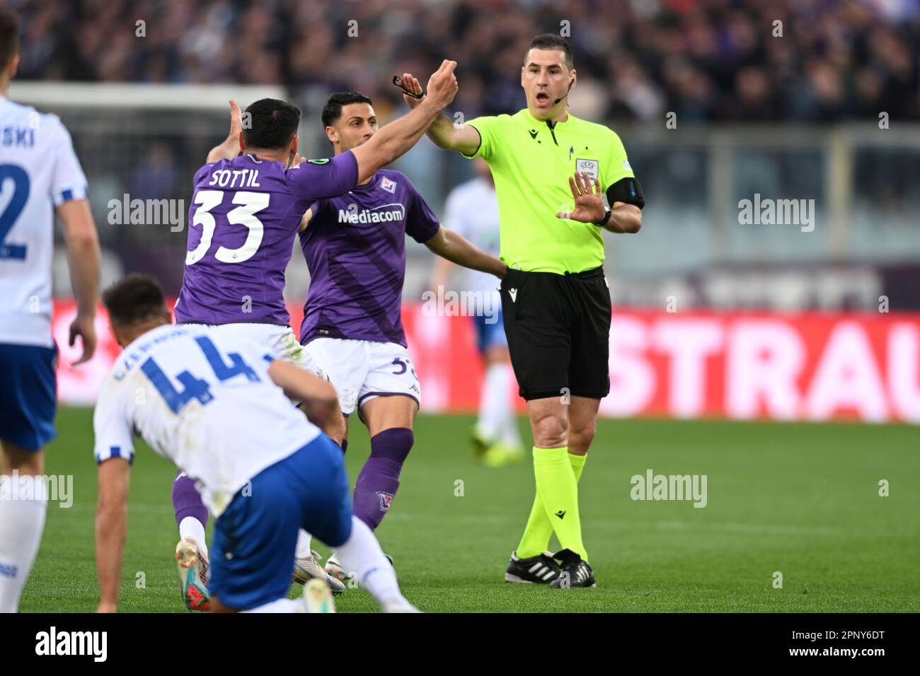 Rade Obrenovic (Referee)Riccardo Sottil (Fiorentina)Rolando Mandragora ...