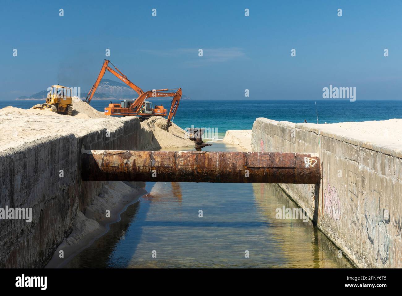 Pipe ocean sea beach hi-res stock photography and images - Alamy