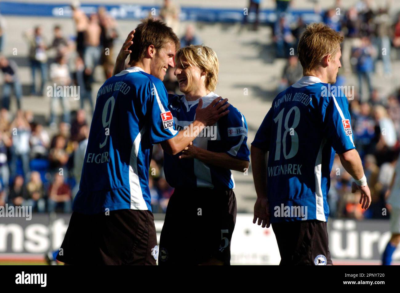 Tobias Rau (mitte) gratuliert dem zweifachen Torschützen Christian ...